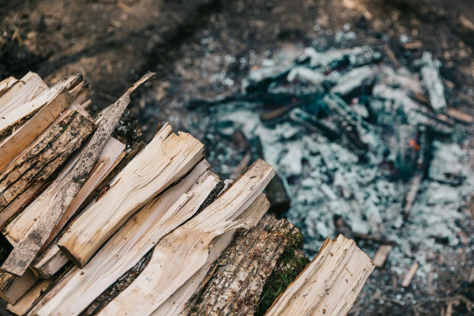 How to Make a Campfire That Lasts All Night (Without Using Gasoline ...