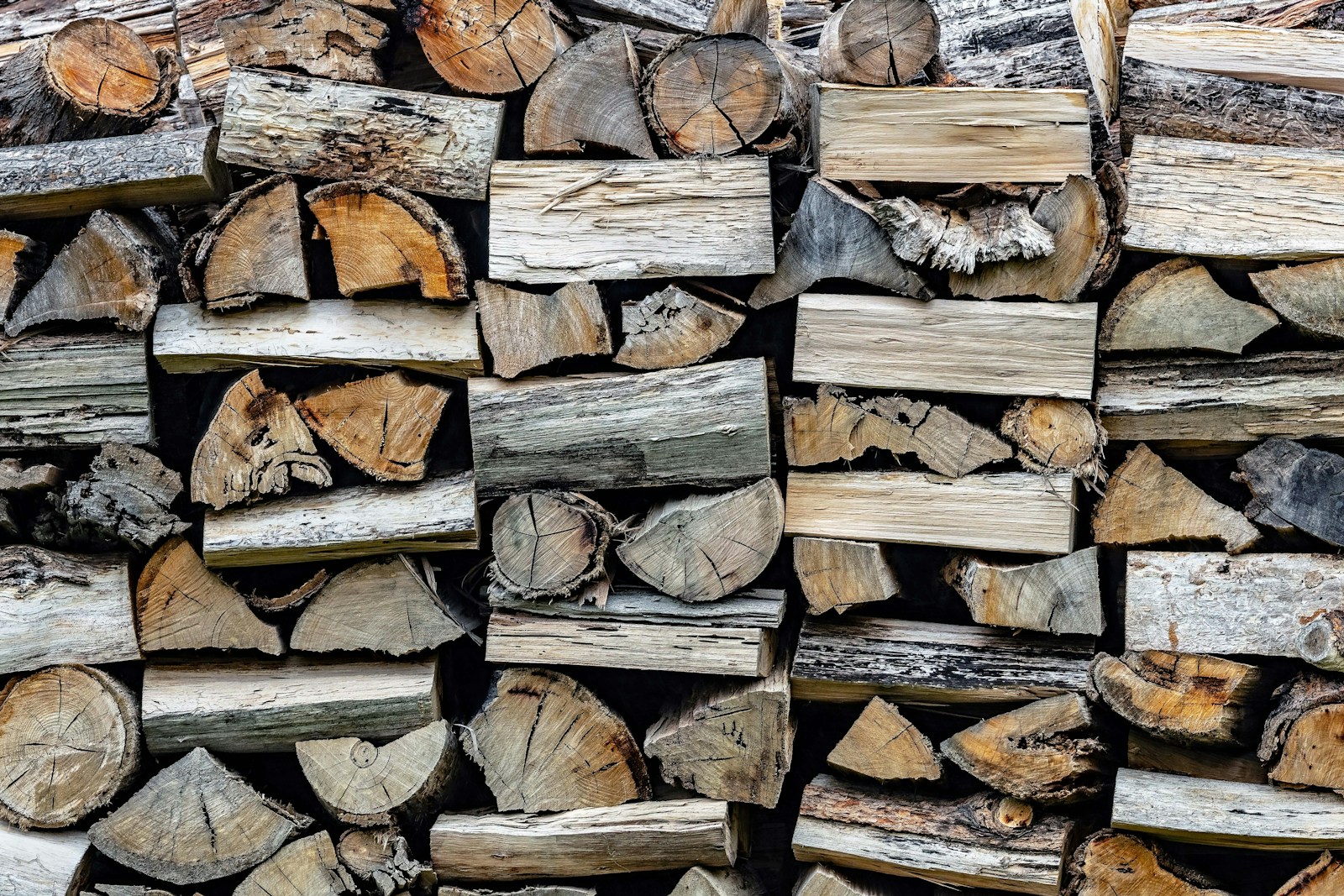 How to Make a Campfire That Lasts All Night (Without Using Gasoline ...